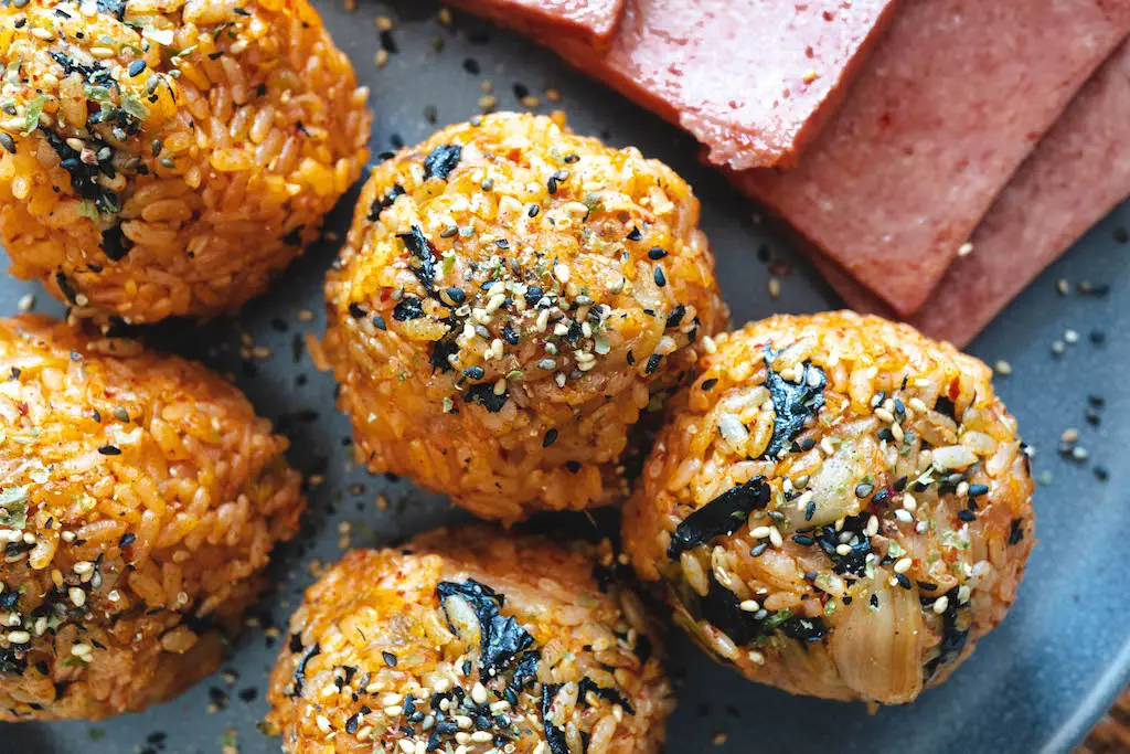 Kimchi Rice Balls (Kimchi Jumeokbap) - Carving A Journey